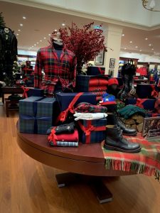 Christmas Retail Displays: 43 Creative Ideas & Examples