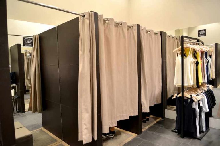 Virtual Fitting Room: Retailers’ Guide (With Examples)
