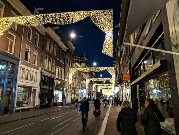 Christmas Retail Displays: 42 Creative Ideas & Examples