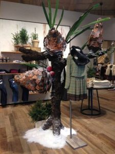 Christmas Retail Displays: 43 Creative Ideas & Examples