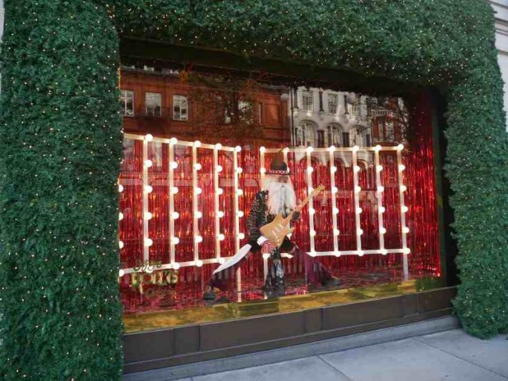 Christmas Retail Displays: 43 Creative Ideas & Examples