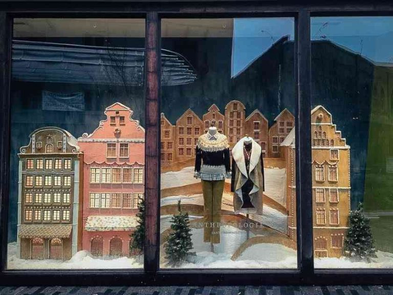 Christmas Retail Displays: 43 Creative Ideas & Examples