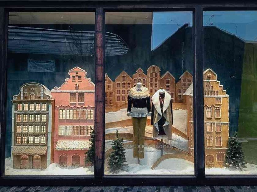 Christmas Retail Displays: 43 Creative Ideas & Examples