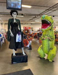 Retail Halloween Displays: 2025 Tips & Trends