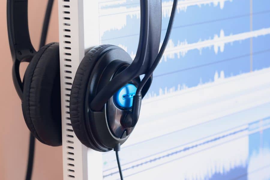Voice Analytics for Call Centers: How It Works, Benefits & Use Cases